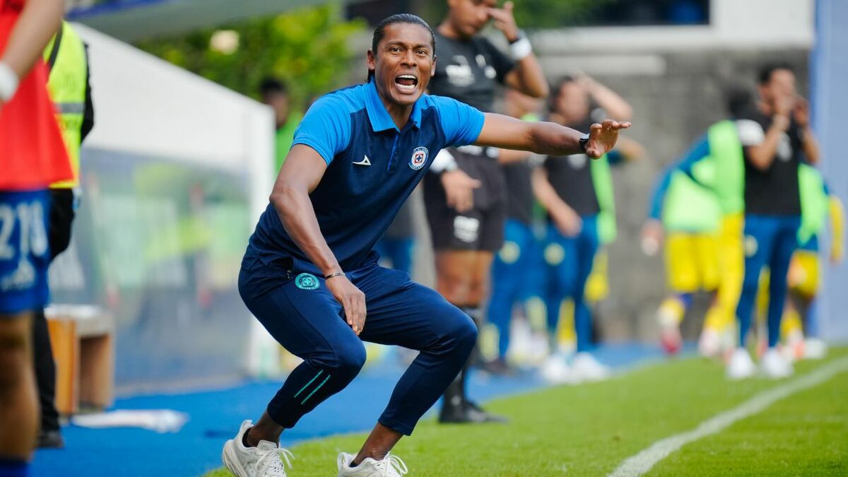 Joel Huiqui será DT interino de Cruz Azul; confirma salida de Larcamón
