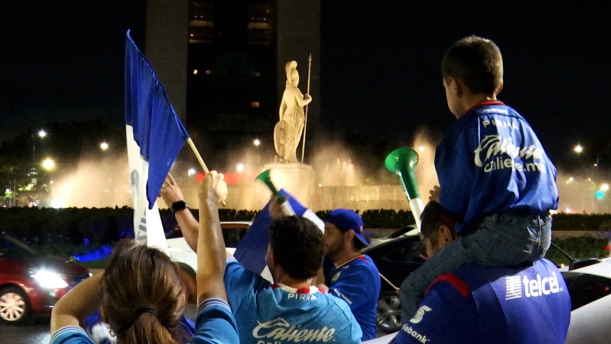Aficionados de Cruz Azul en Guadalajara invaden La Minerva